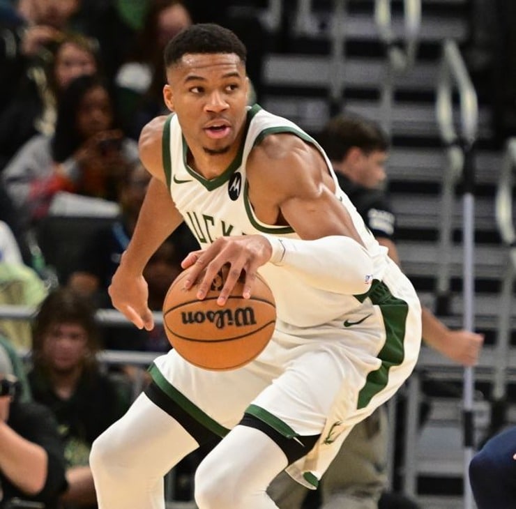 Giannis Antetokounmpo signs three-year, $186 million extension